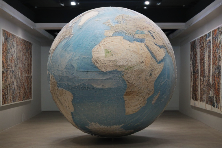 Art with no rules distorted world